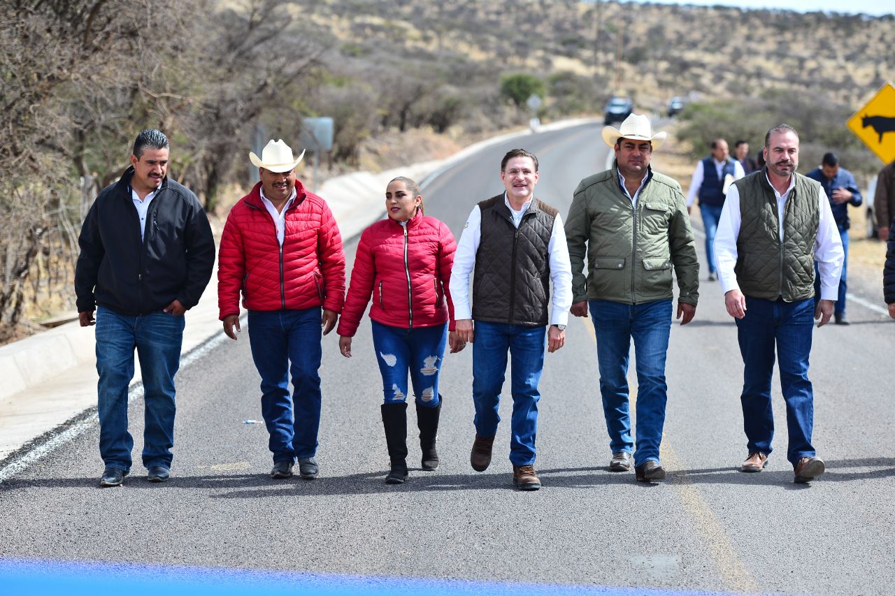 Entrega Gobernador camino, unidad deportiva y módulos fotovoltaicos ...